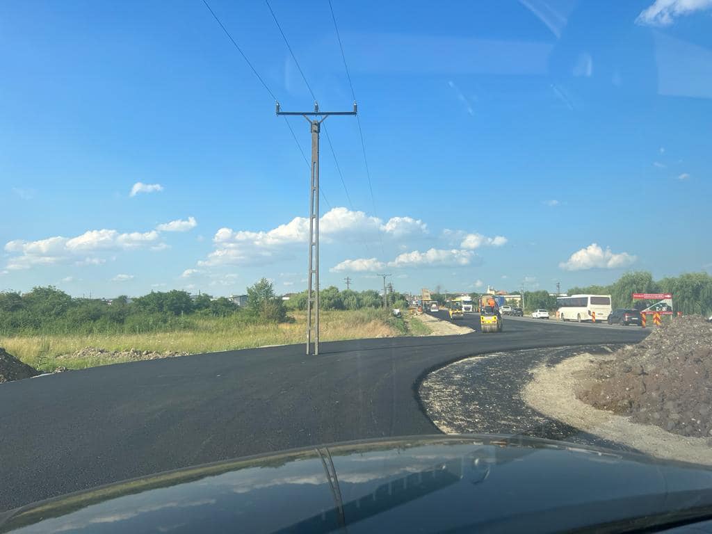 Sfânta normalitate: Stâlpul din mijlocul drumului care va lega Giarmata ...